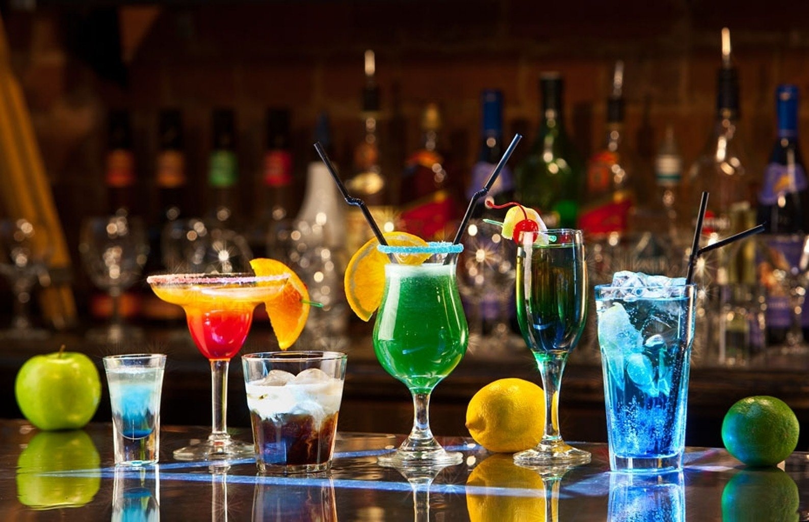 Vier Wereld Cocktail Dag met zelfgemaakte cocktails - Goedkoop.nl